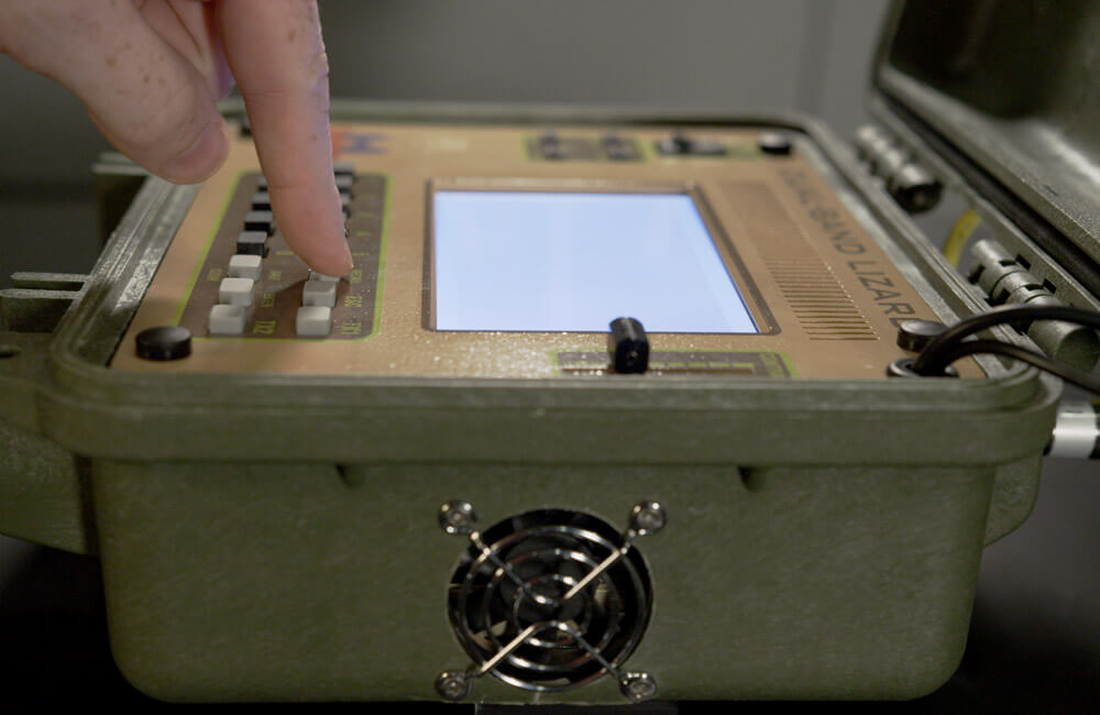 Portable, Dual-Band Transmitter simulates indoor DAS coverage